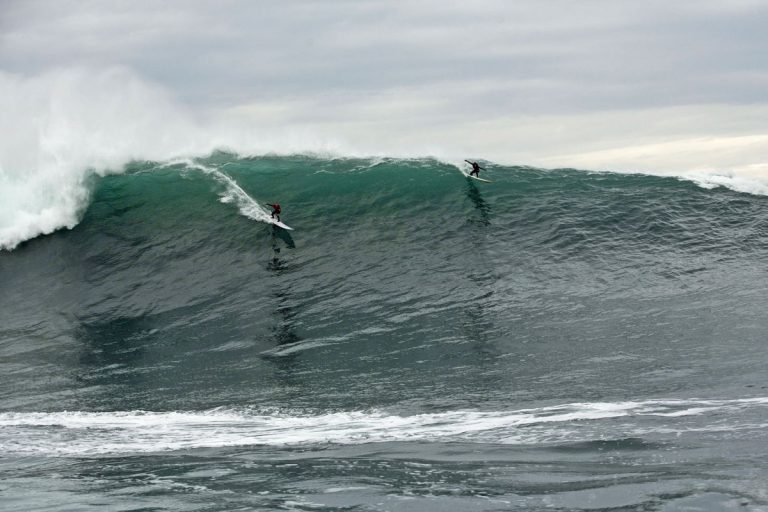 Immersion dans le surf de gros aux côtés de Justine Dupont