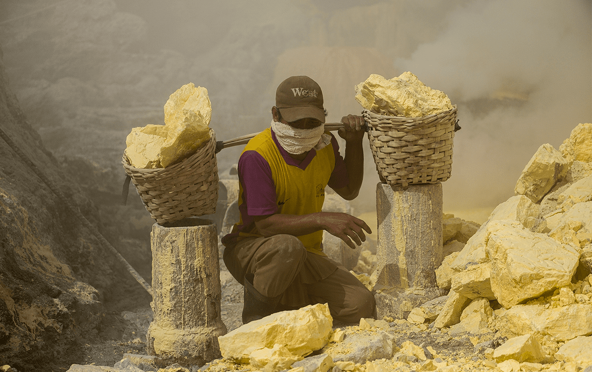 Les vapeurs de soufre du volcan Kawah Ijen avec Sidney Léa Le Bour